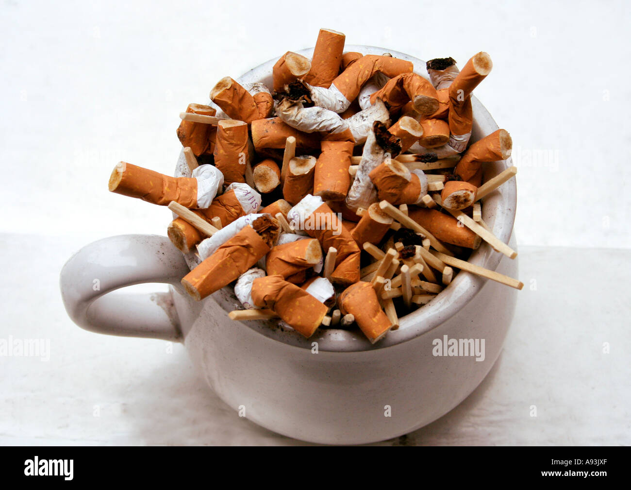 Smokers smoke cigarettes smoking hi-res stock photography and images ...