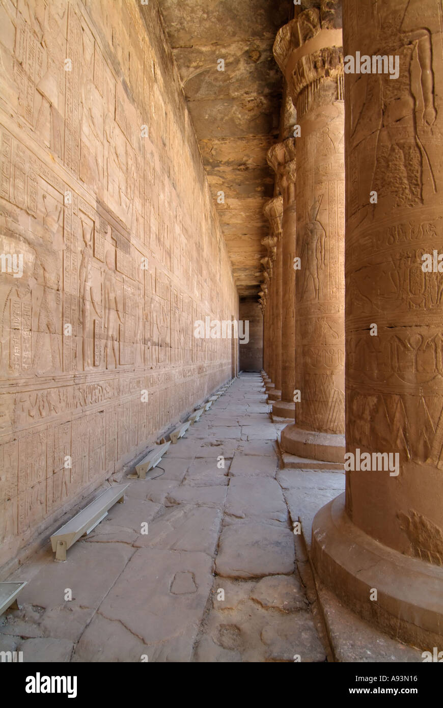 Colonades surrounding the peristyle court, Edfu Temple, Egypt Stock ...