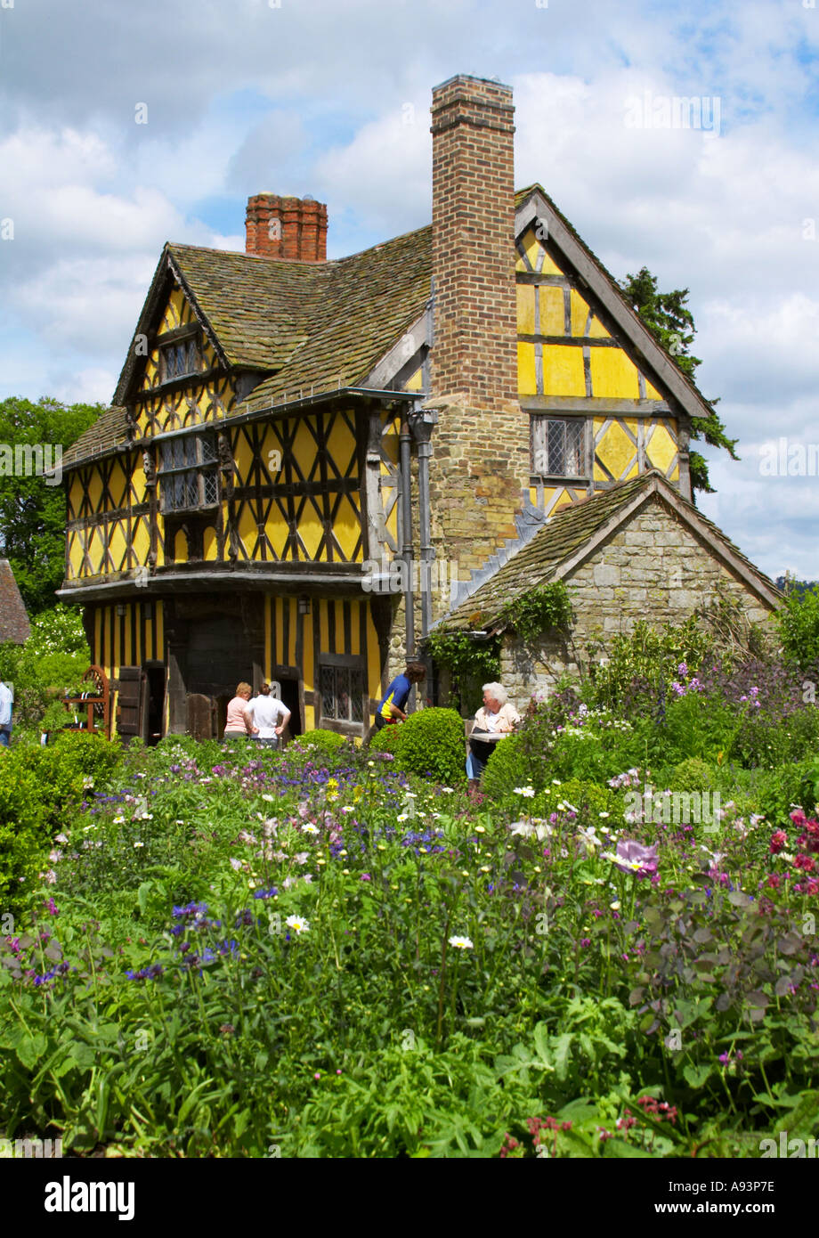 Tudor gatehouse hi-res stock photography and images - Alamy