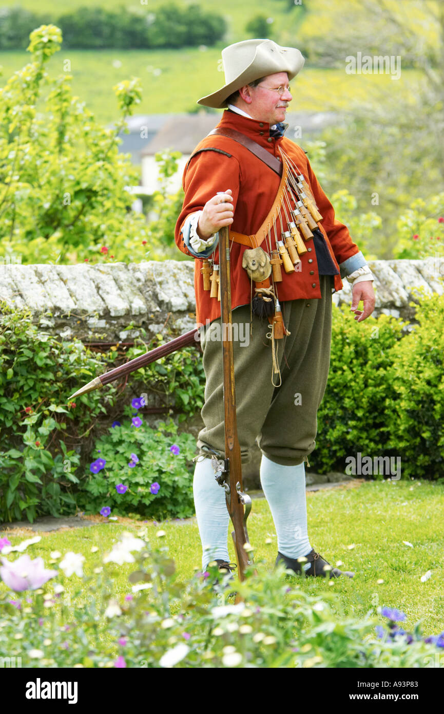English civil war royalist musketeer hi-res stock photography and ...