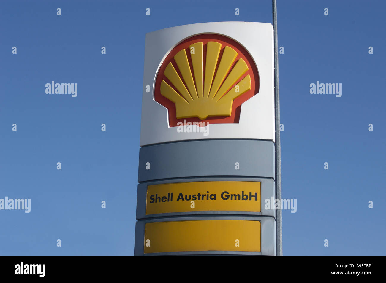Shell logo petrol company hi-res stock photography and images - Alamy