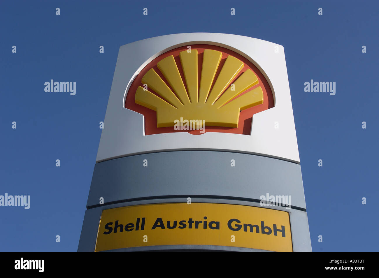 Shell logo petrol company hi-res stock photography and images - Alamy