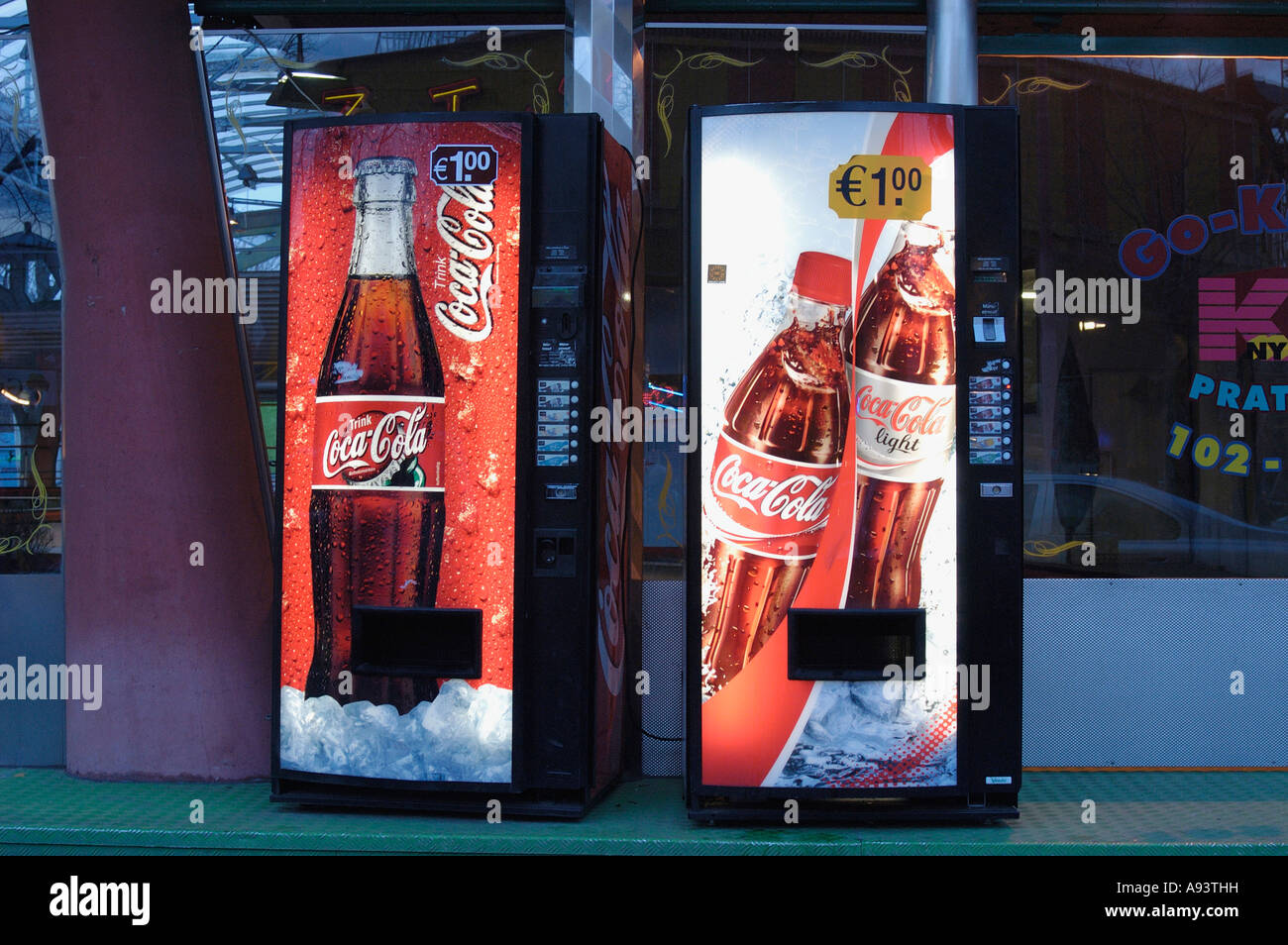 Coca Cola machine Stock Photo - Alamy