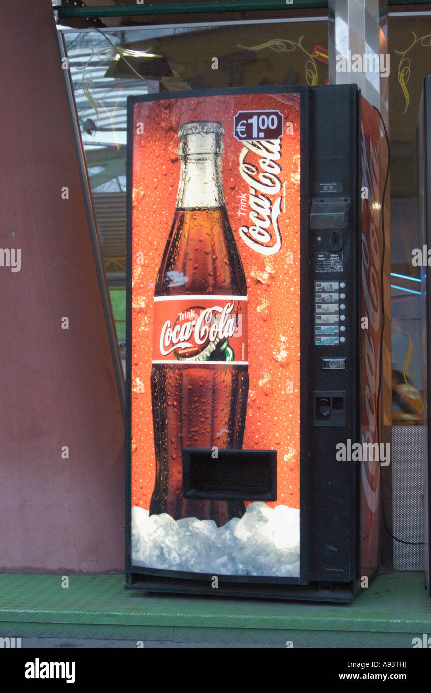 Coca Cola machine Stock Photo - Alamy