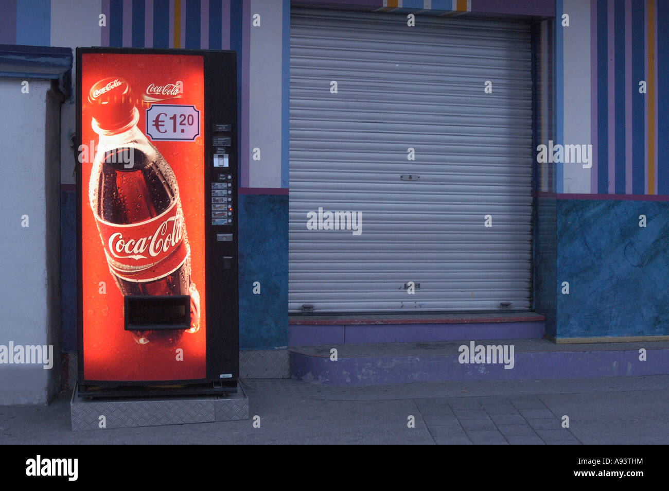 Coca Cola machine Stock Photo - Alamy