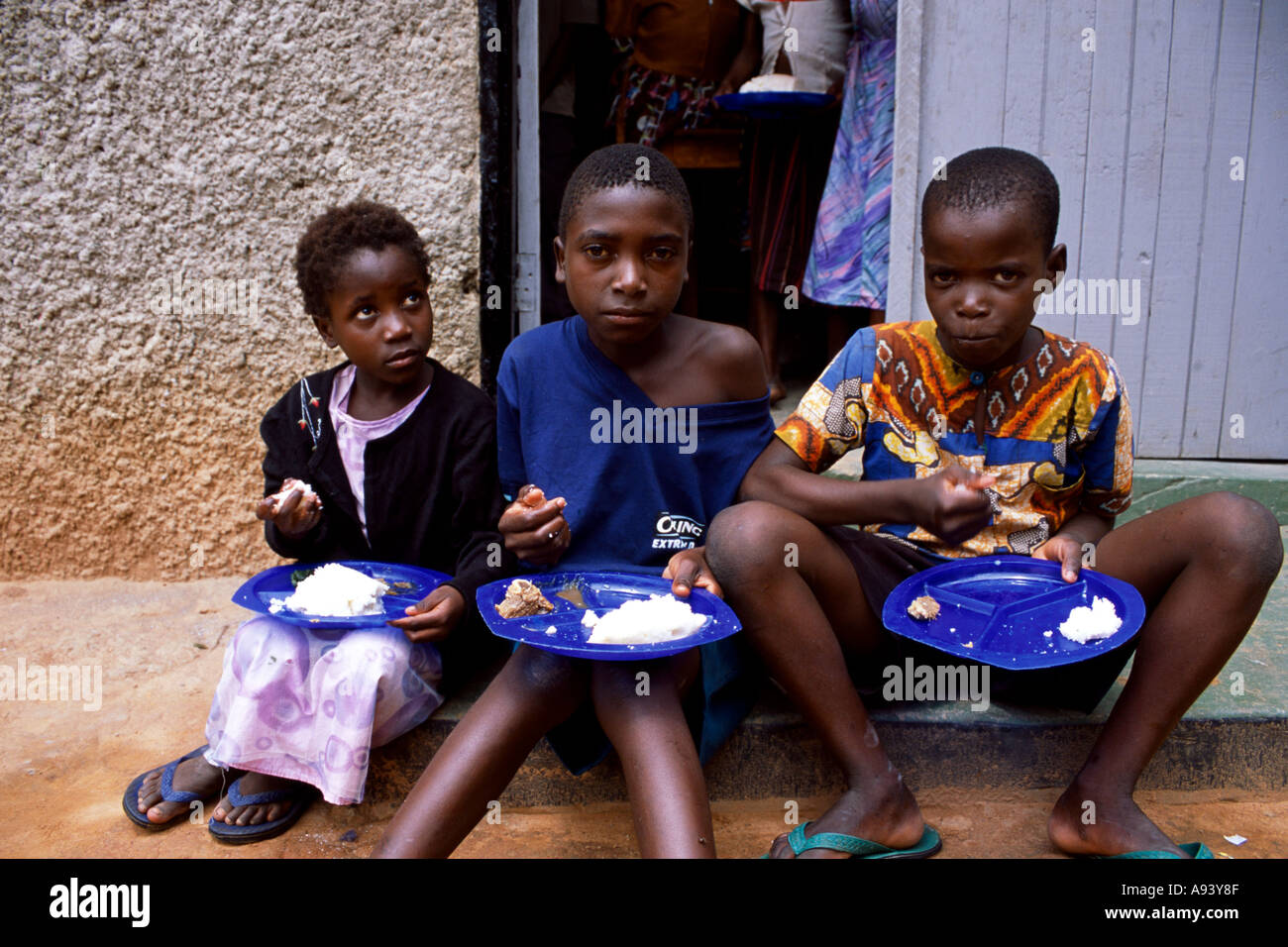 Starving children hi-res stock photography and images - Alamy