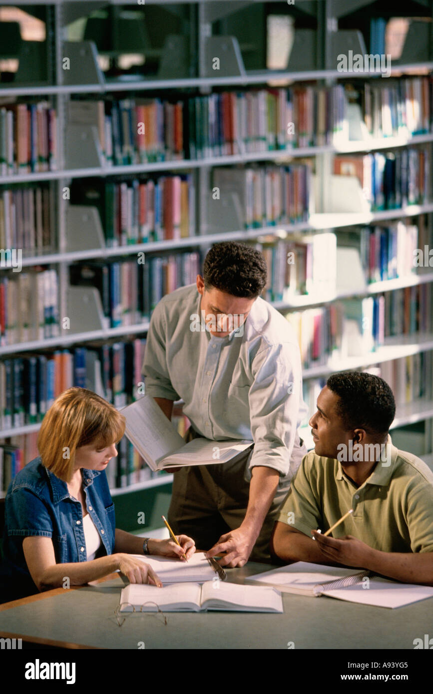 Reading and writing men and women hi-res stock photography and images ...