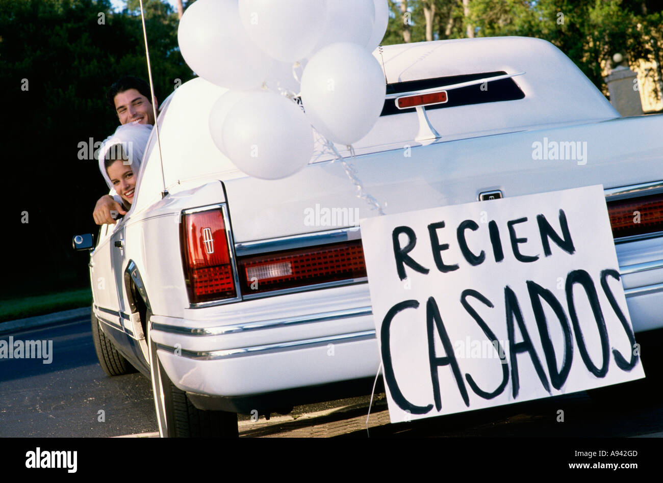 Bride and groom leaving for honeymoon hi-res stock photography and ...