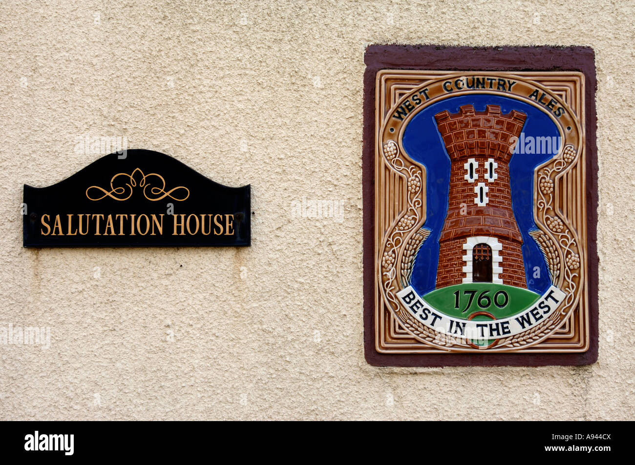 HOUSE NAME AND PUB CREST SIGN MOUNTED ON WALL, COTSWOLDS, UK Stock ...