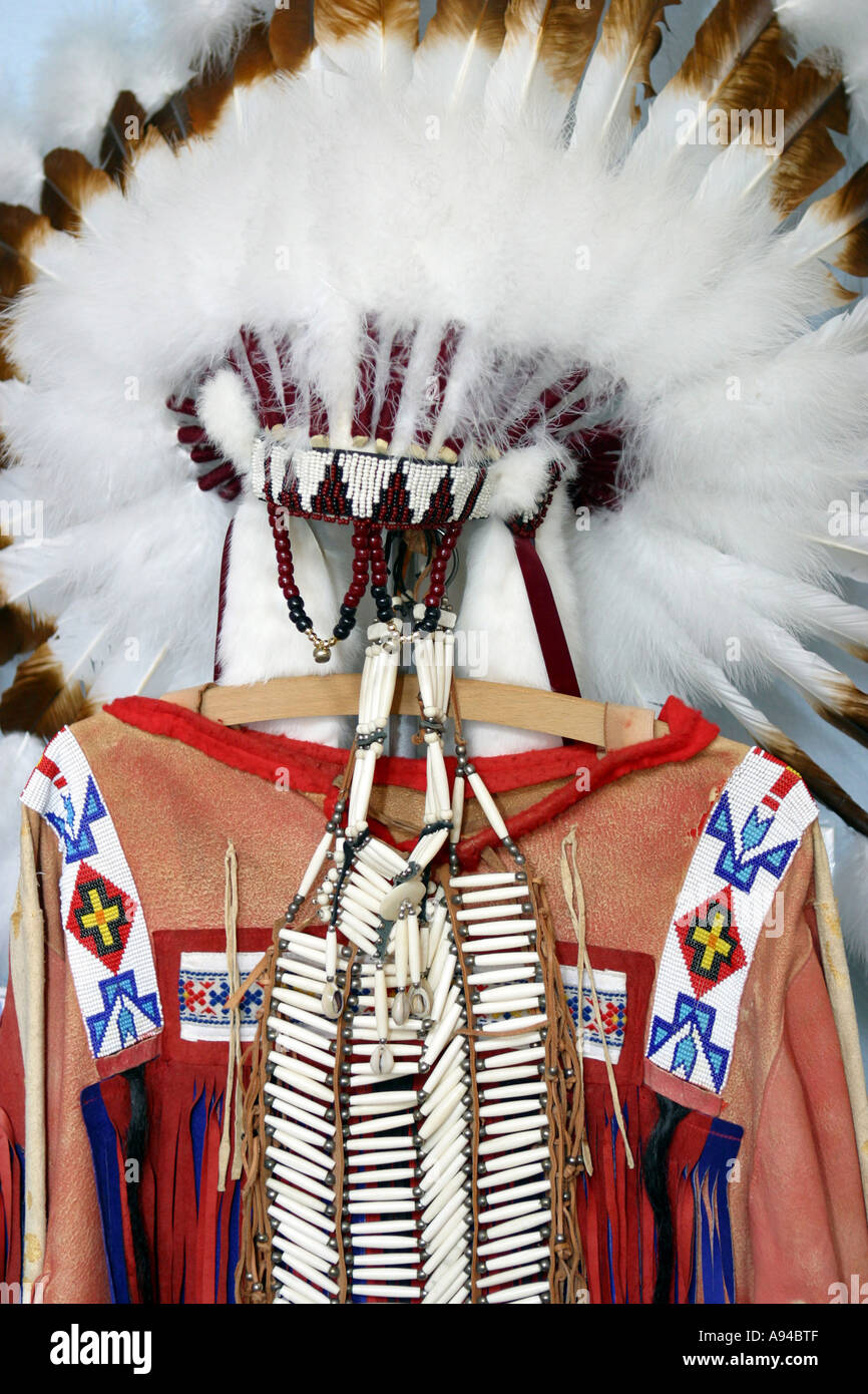 Traditional Native American Indian headress & tunic Stock Photo - Alamy