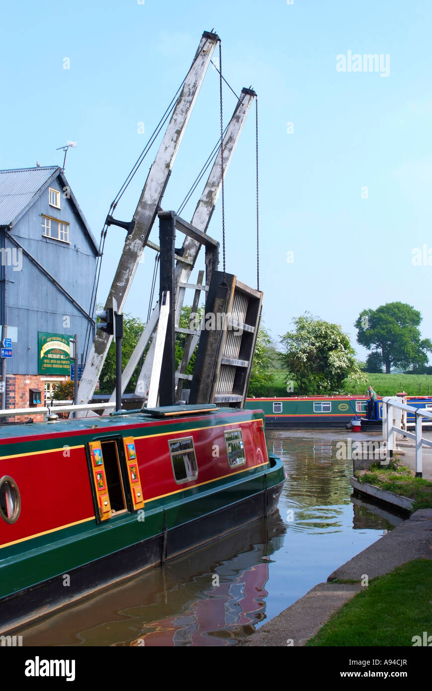 Working lift bridge in operation hi-res stock photography and images ...