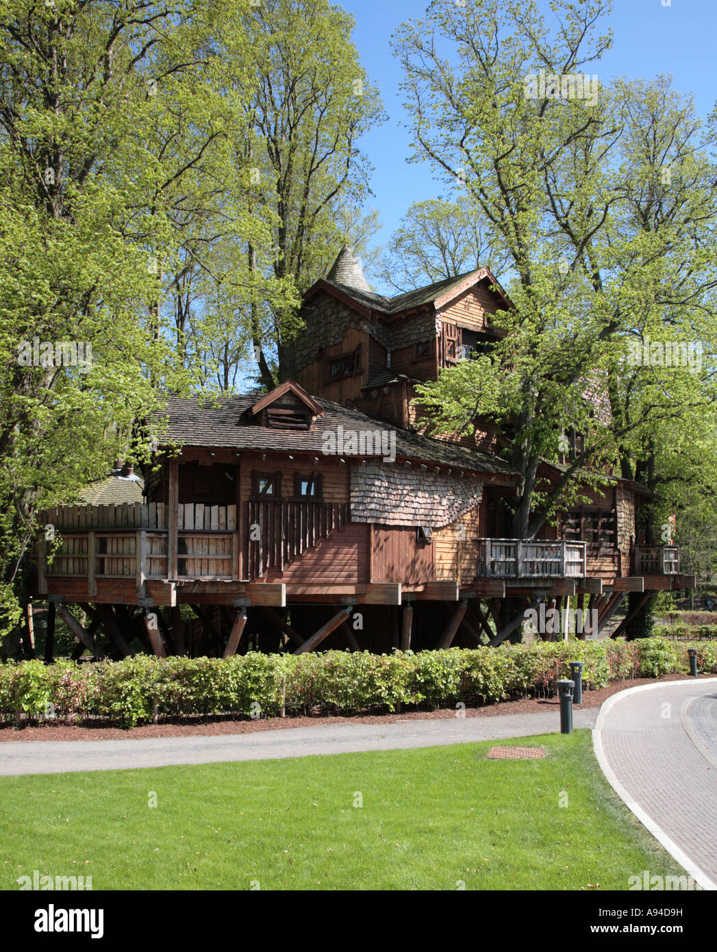 Treehouse alnwick castle gardens hi-res stock photography and images ...