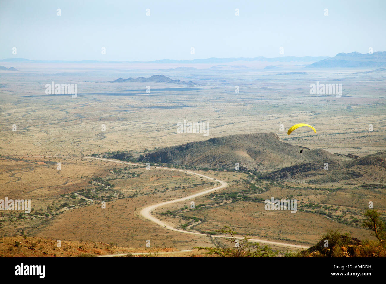 One paraglider drifting over an arid valley off the Spreetshoogte pass ...