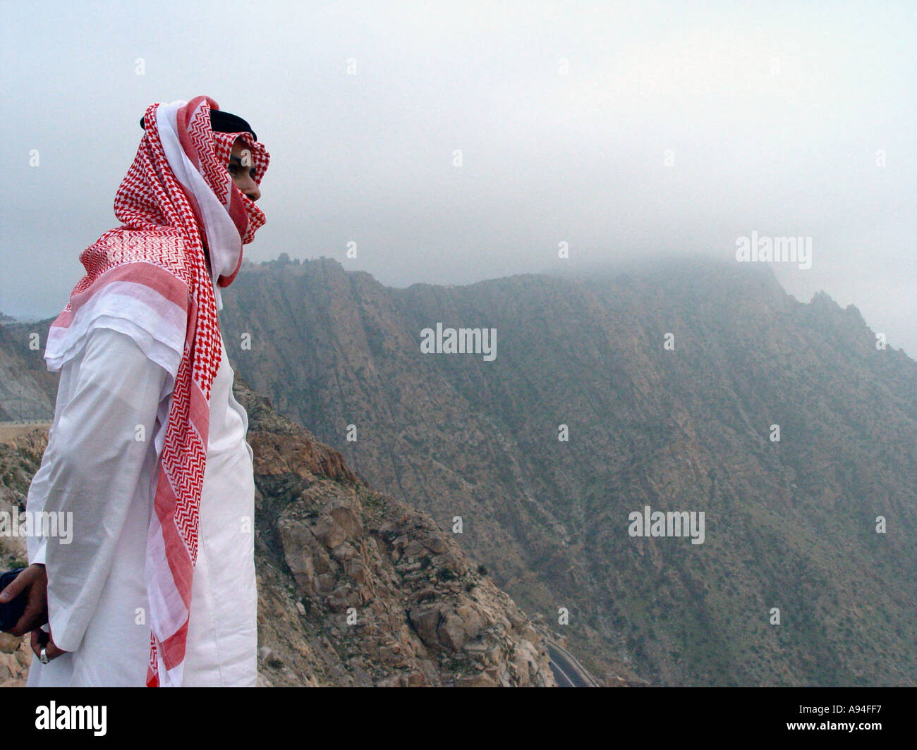 Thobe gutra hi-res stock photography and images - Alamy