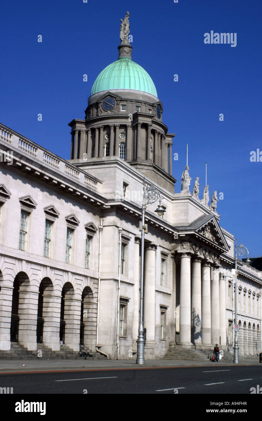 The Customs House is a neoclassical 18th century building in Dublin ...