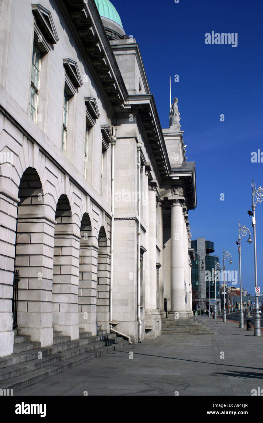 The Customs House is a neoclassical 18th century building in Dublin ...