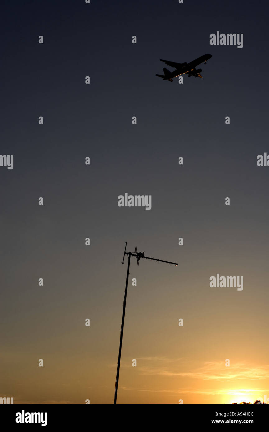 Overhead flying aircraft landing sunset hi-res stock photography and ...