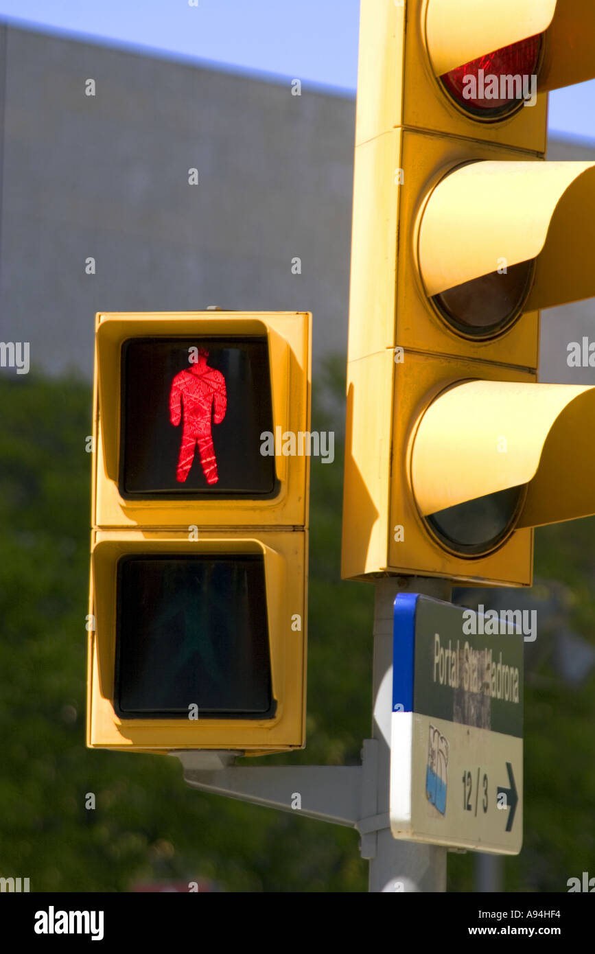 Spanish pedestrian traffic light hi-res stock photography and images ...
