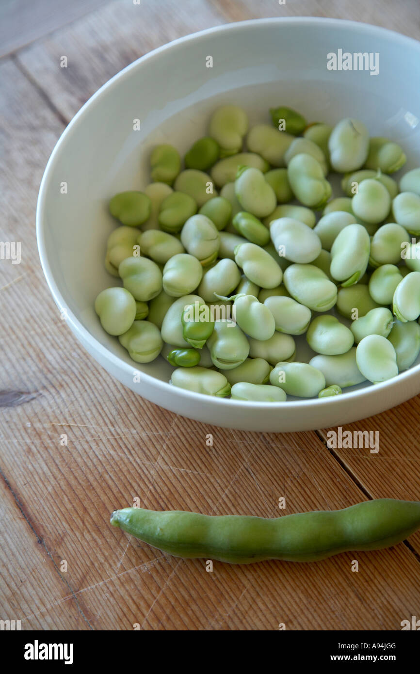 Podding broad beans hi-res stock photography and images - Alamy