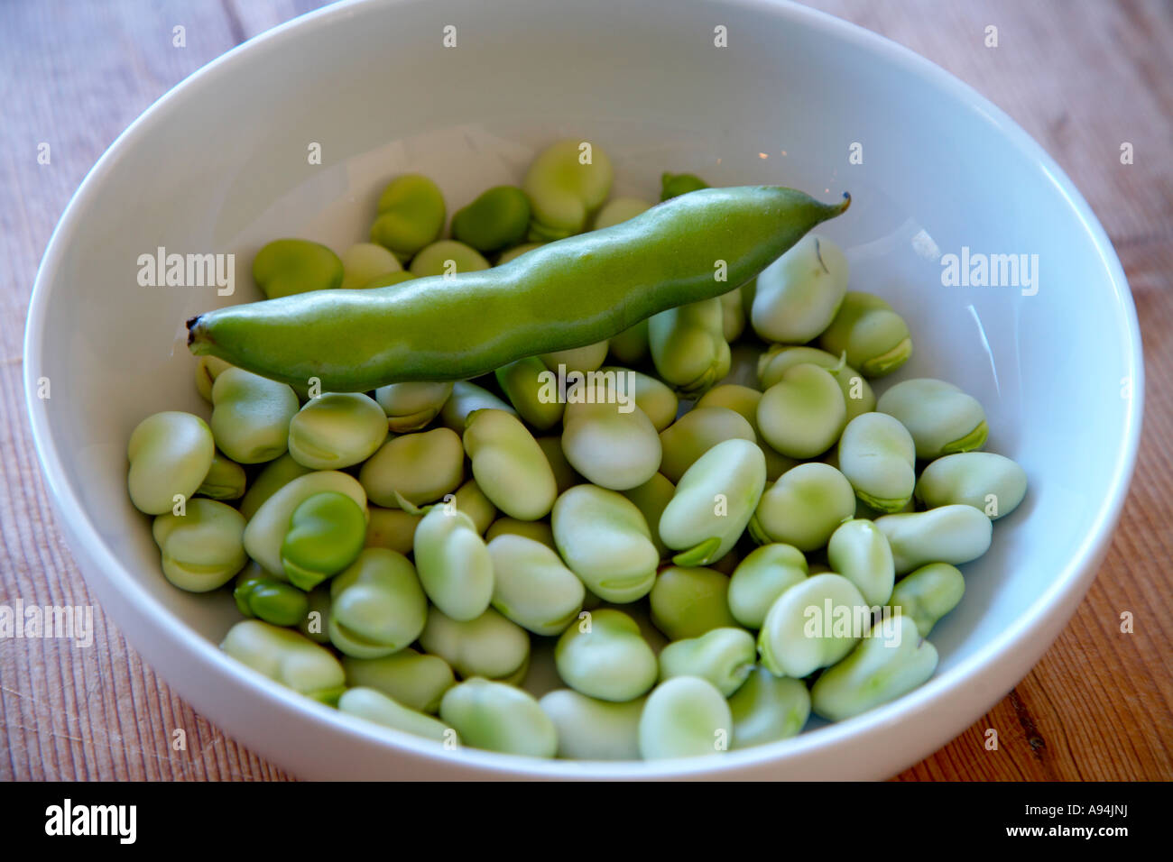 Podding broad beans hi-res stock photography and images - Alamy