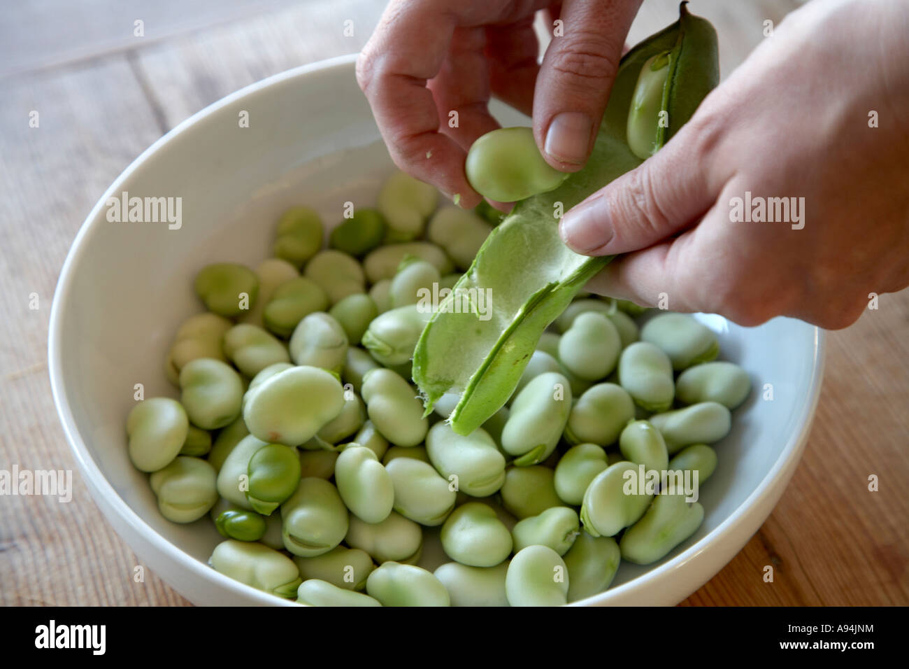 Podding broad beans hi-res stock photography and images - Alamy