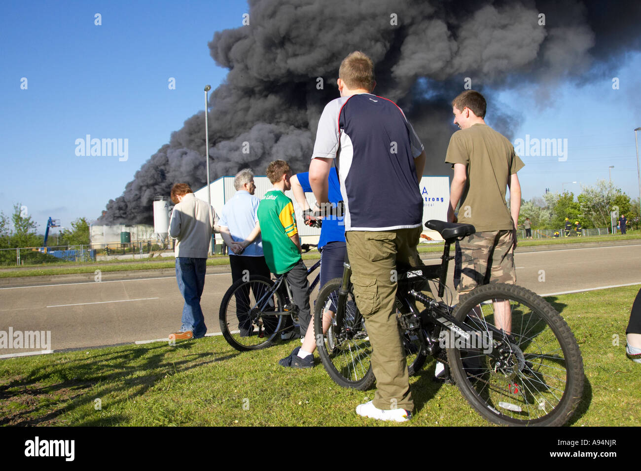 People watching over an accident hi-res stock photography and images ...