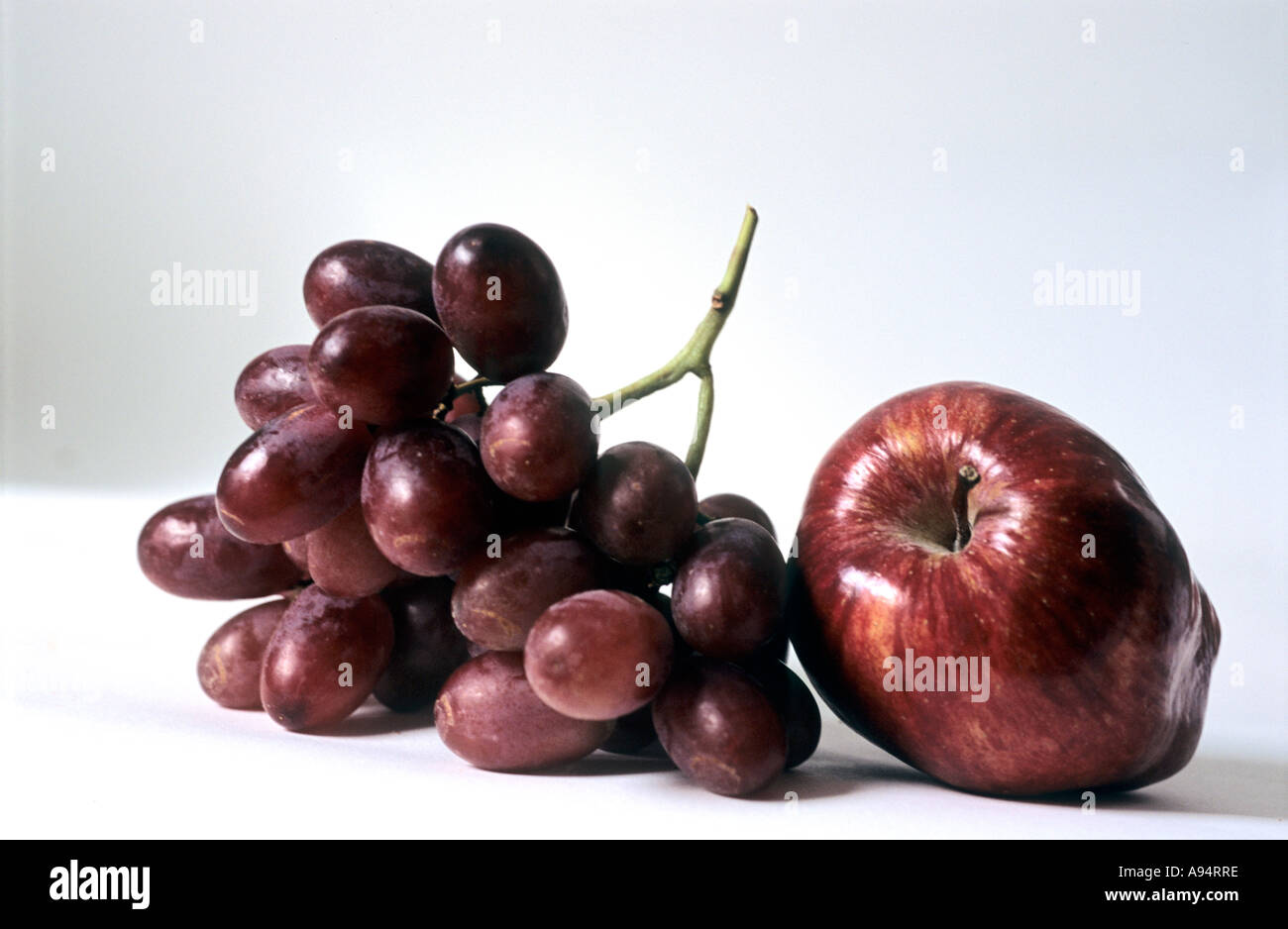 Grapes red apple Stock Photo - Alamy