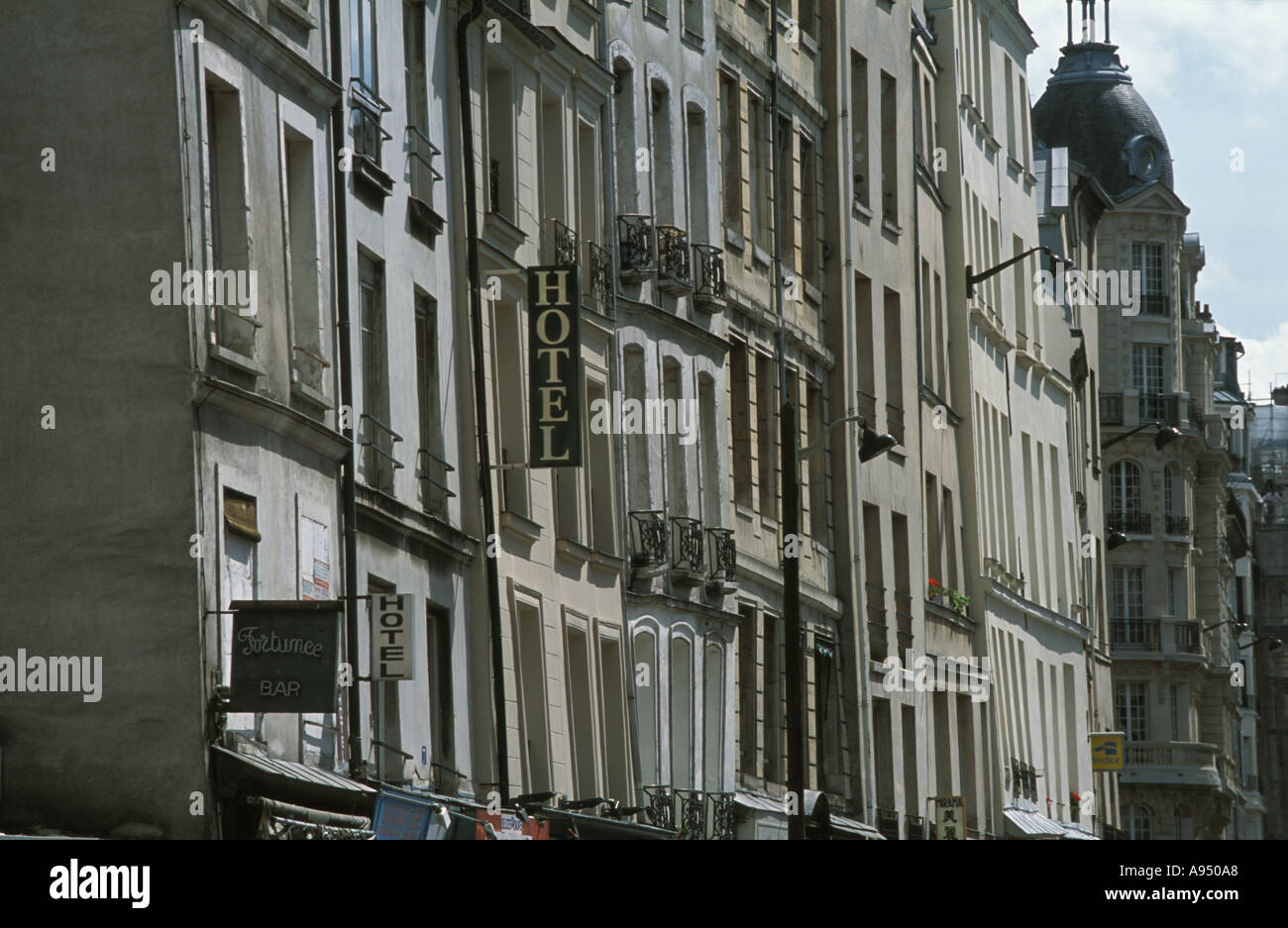 Paris Traditional Building Stock Photo - Alamy