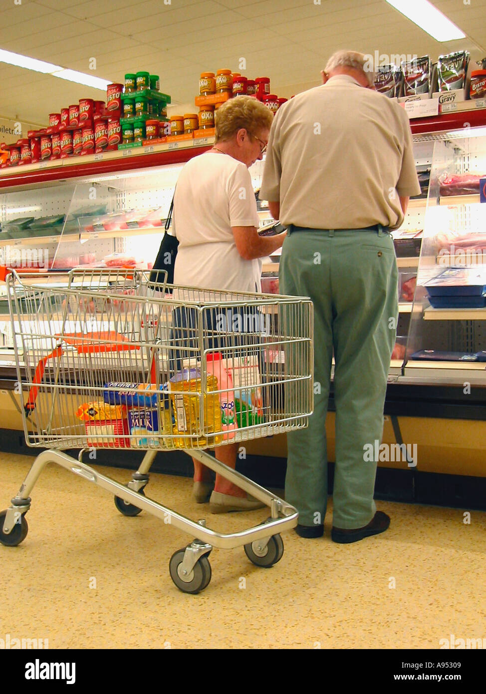 Supermarket elderly woman hi-res stock photography and images - Alamy