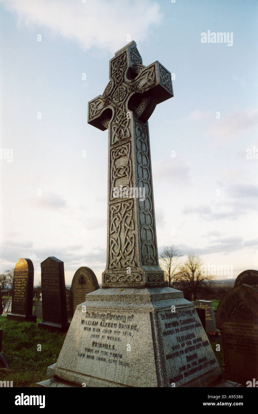 Cross in graveyard Stock Photo - Alamy