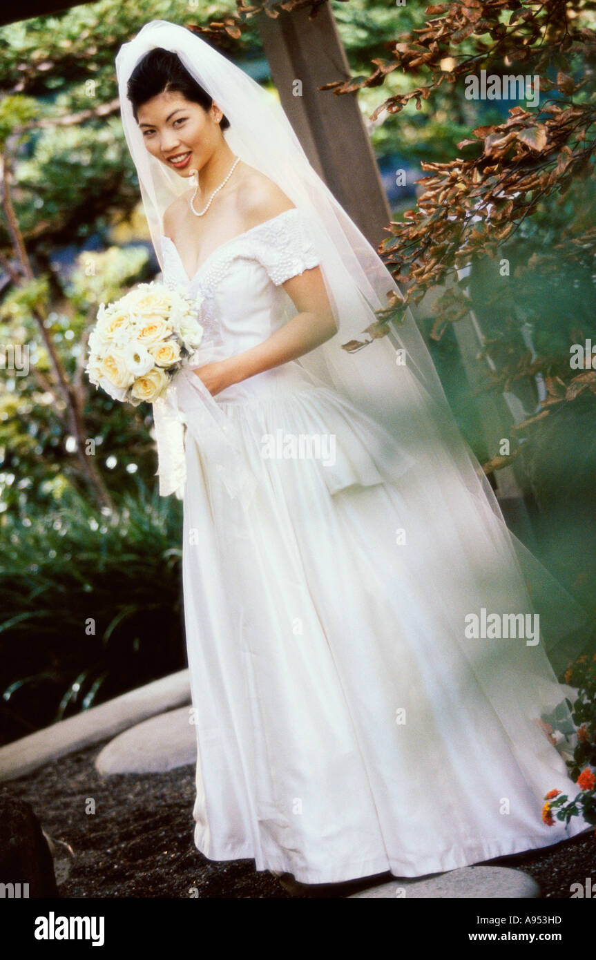 Side profile bride holding bouquet hi-res stock photography and images ...