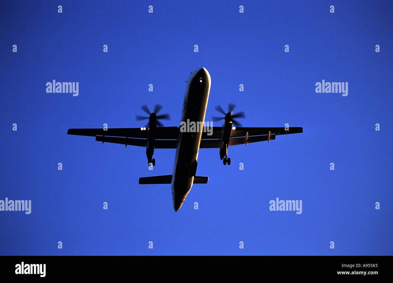 Dhc dash eight hi-res stock photography and images - Alamy