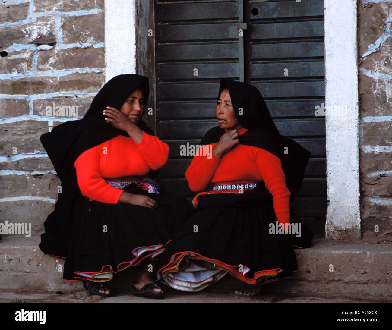 quechua women on taquile island in lake titicaca Stock Photo - Alamy