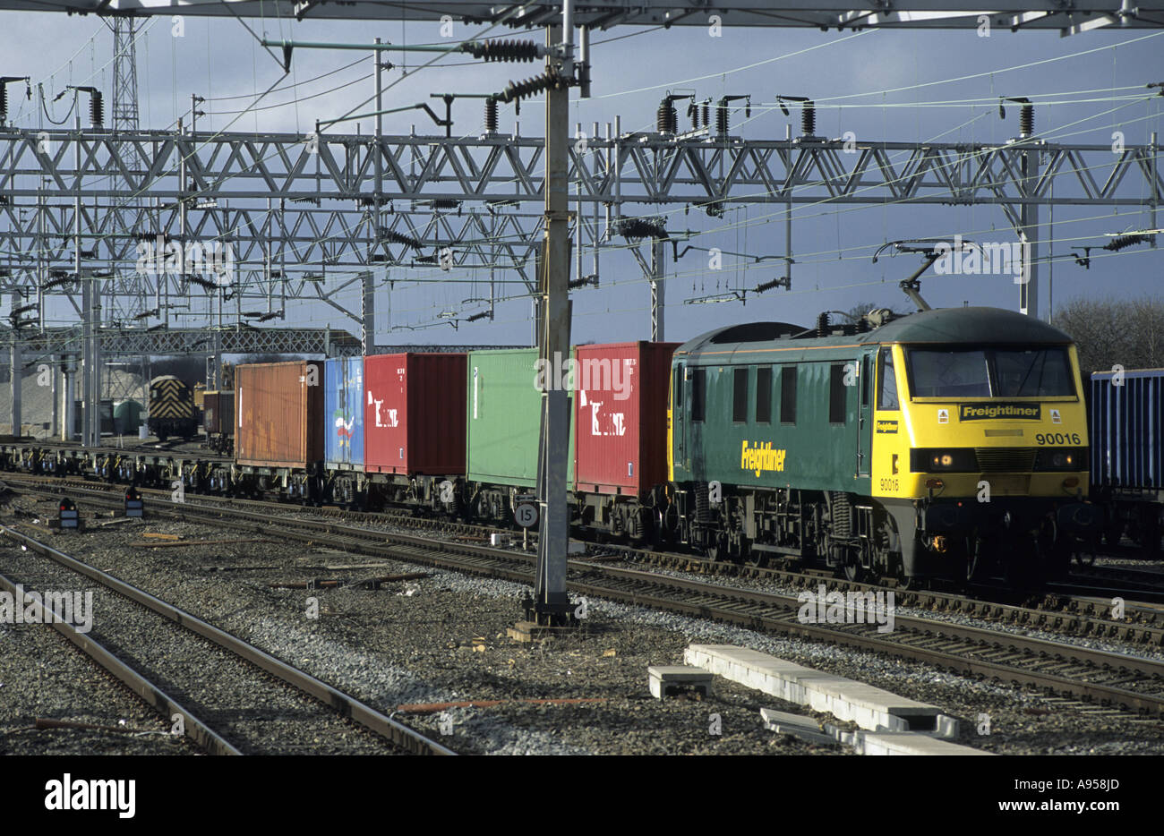 Class 90 electric locomotive pulling freightliner train at Rugby ...