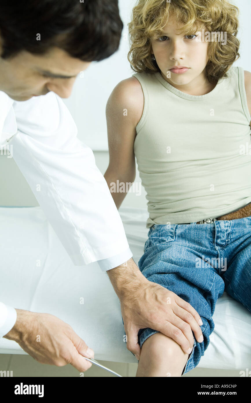 Doctor testing boy's reflexes Stock Photo - Alamy