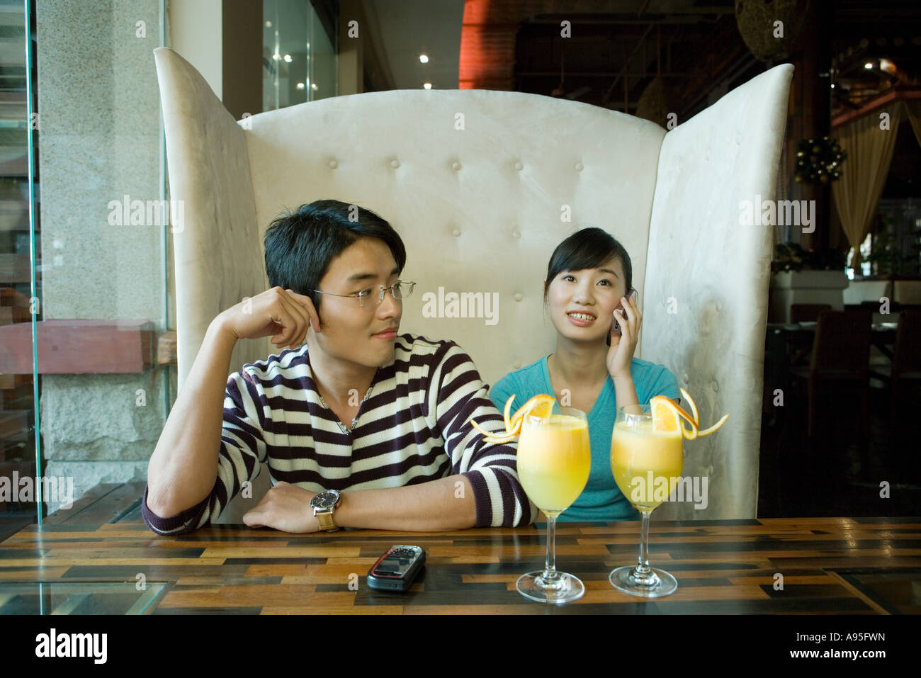 Woman sitting in restaurant booth hi-res stock photography and images ...