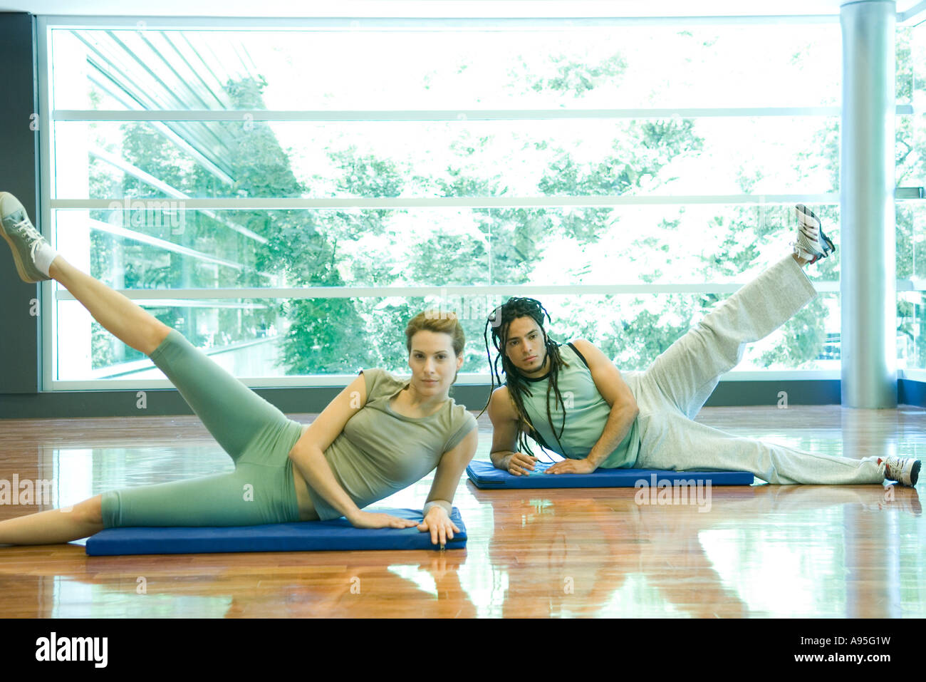 Young adults doing leg lifts hi-res stock photography and images - Alamy