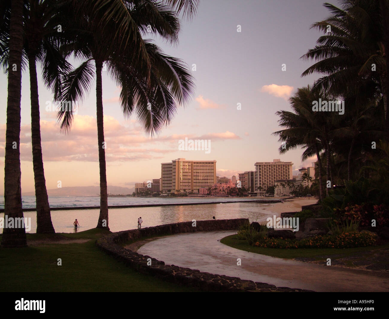 Waikiki beach kuhio beach park pacific ocean hi-res stock photography ...