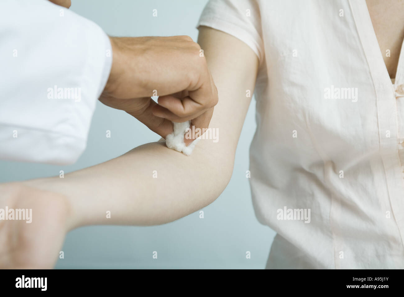Cleaning hands doctors hi-res stock photography and images - Alamy