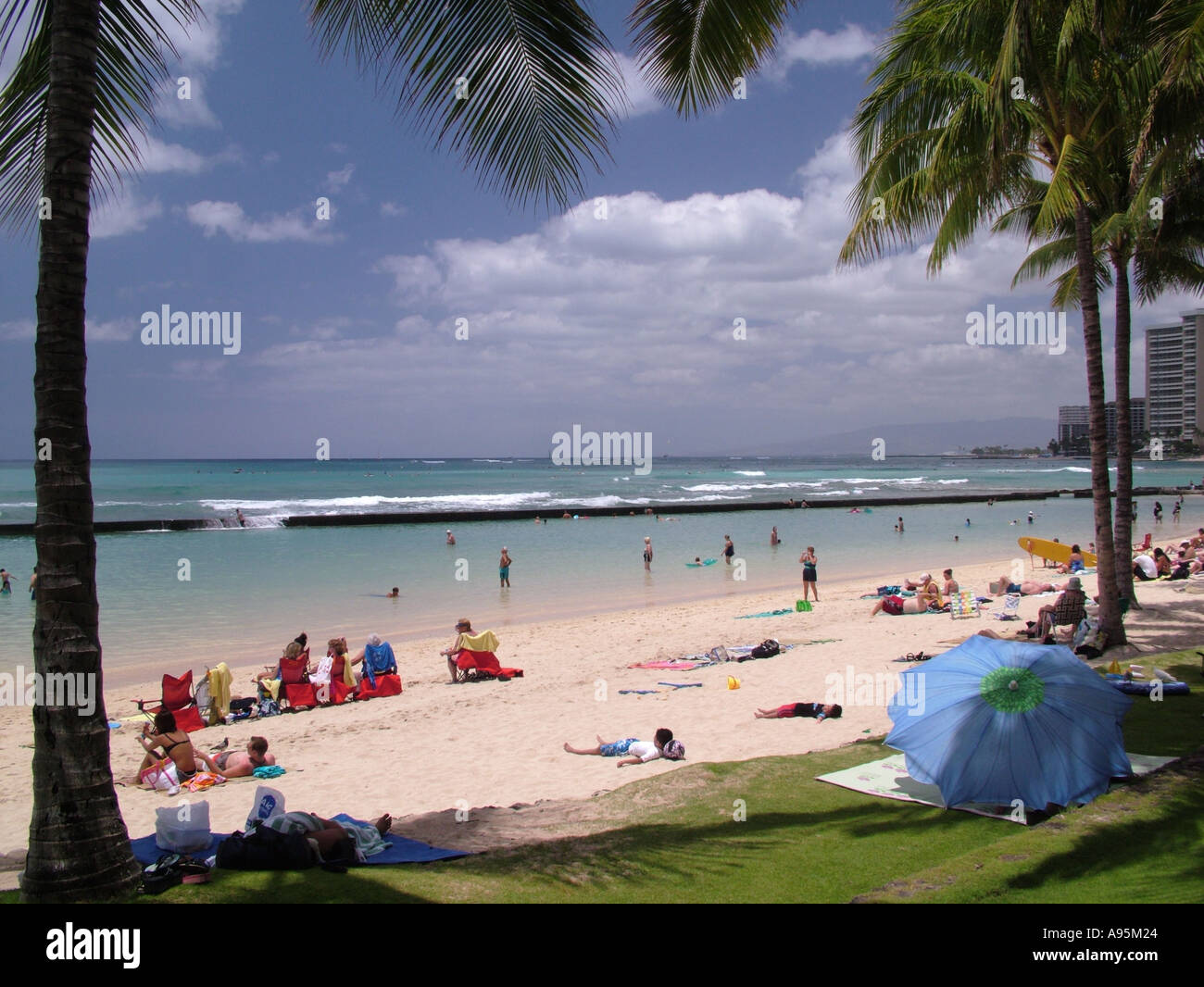 Waikiki beach kuhio beach park pacific ocean hi-res stock photography ...