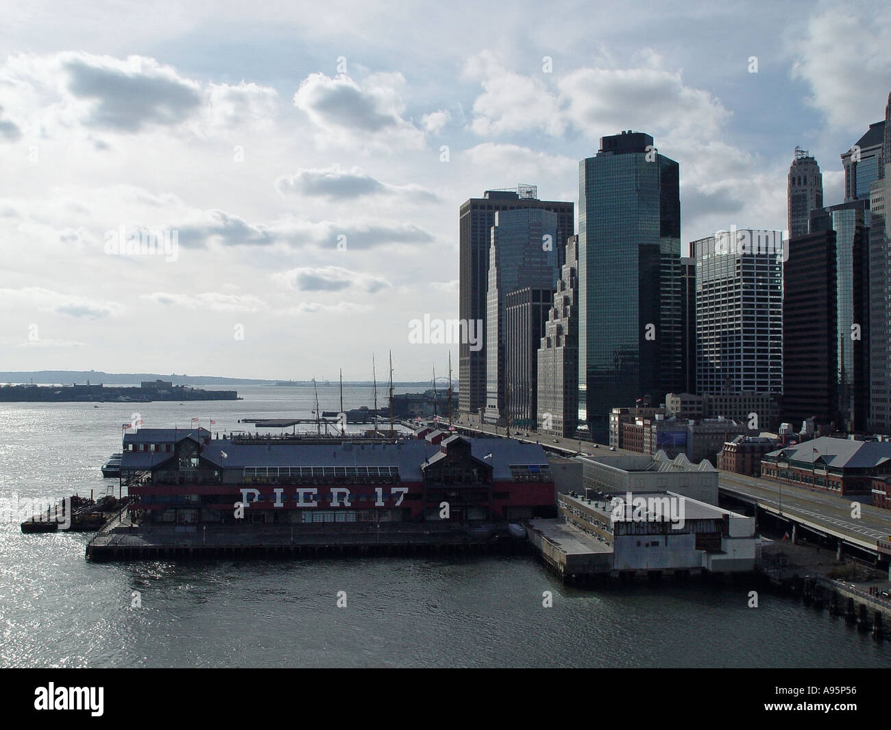 Pier 17 new york city hi-res stock photography and images - Alamy