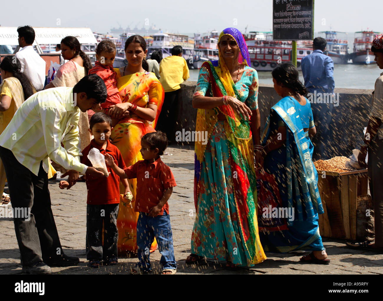 Feeding children in india hi-res stock photography and images - Alamy