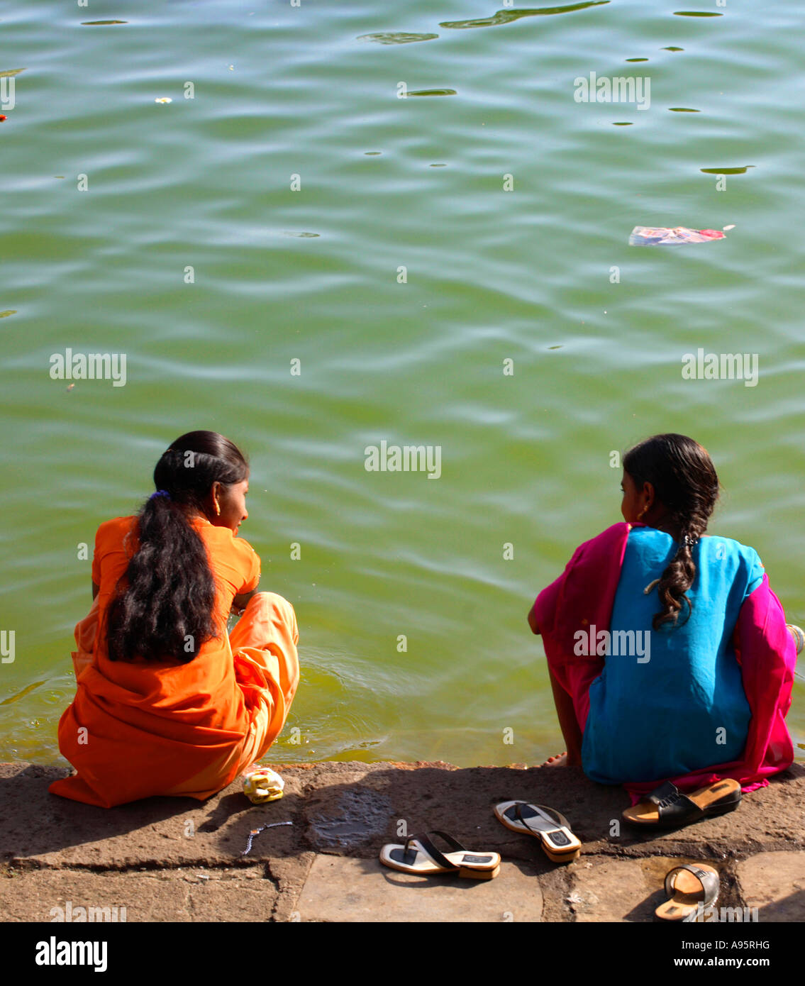 Young Indian females at Banganga bathing tank, Mumbai, India Stock ...
