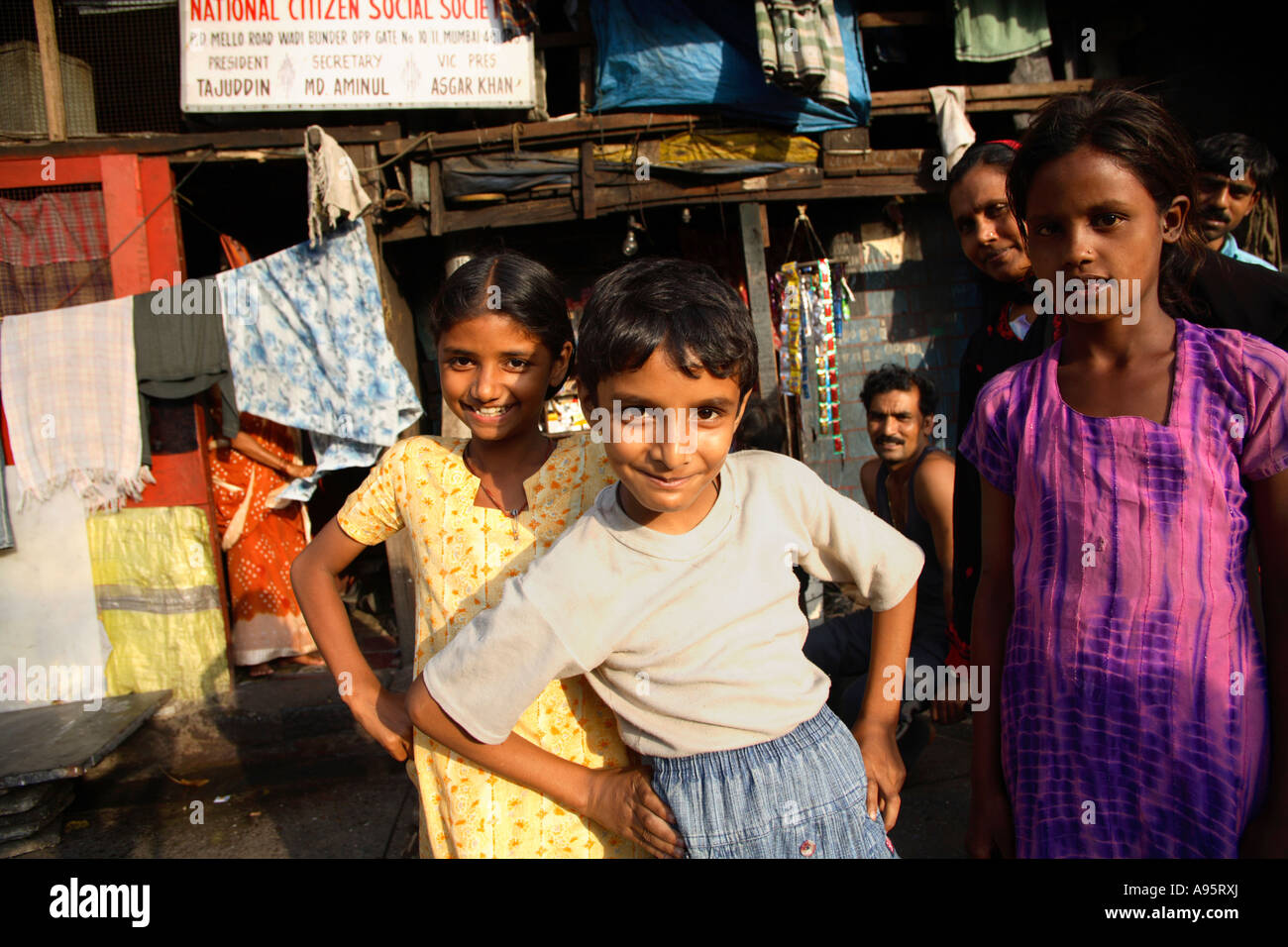 Poverty shack india family hi-res stock photography and images - Alamy