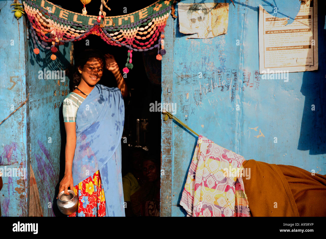 Poverty shack india family hi-res stock photography and images - Alamy