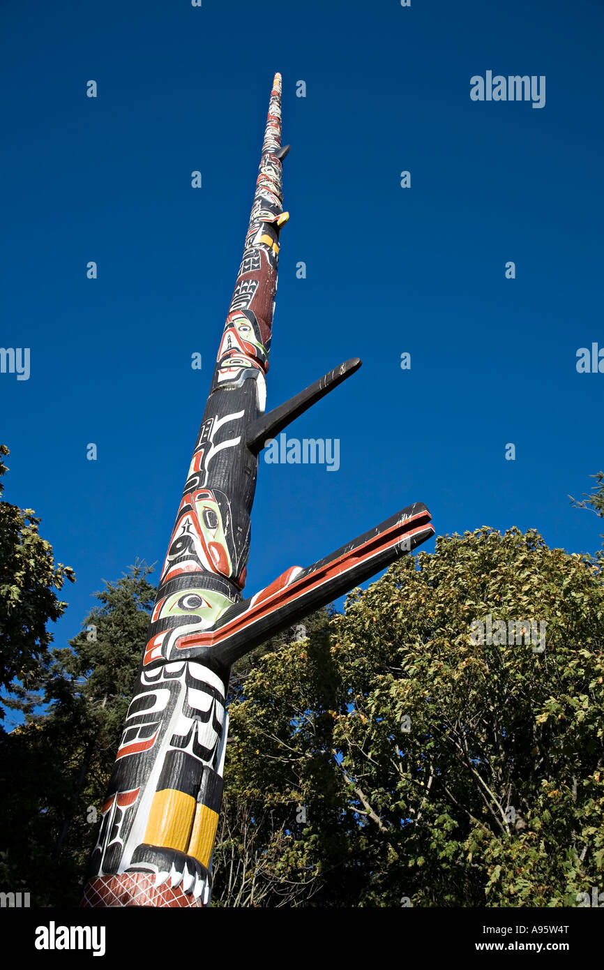 World s second largest totem pole Beacon Hill Park Victoria Canada ...