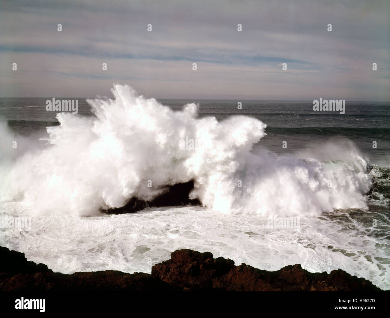 Waves smashing against rocks hi-res stock photography and images - Alamy