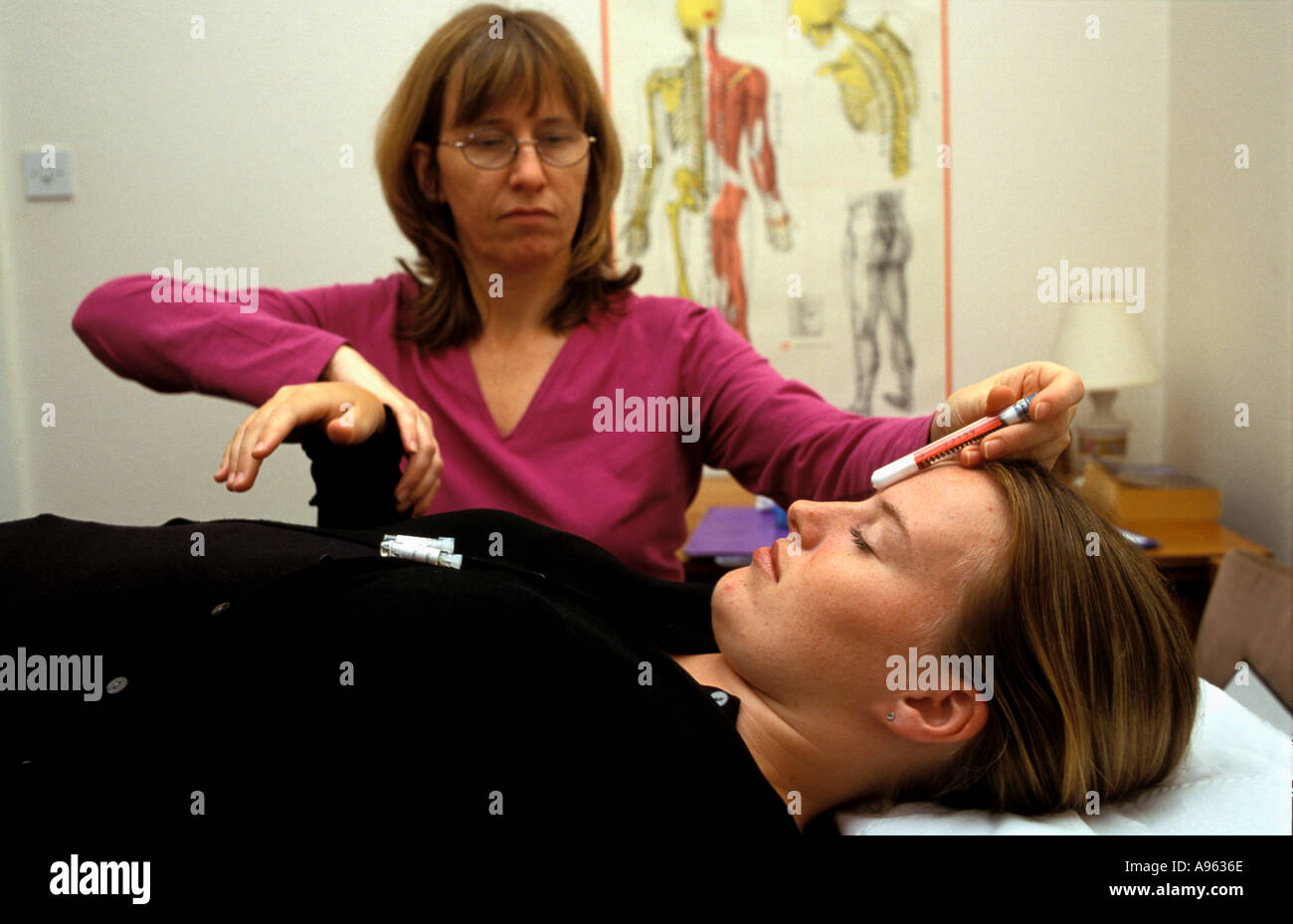 Kinesiologist hi-res stock photography and images - Alamy