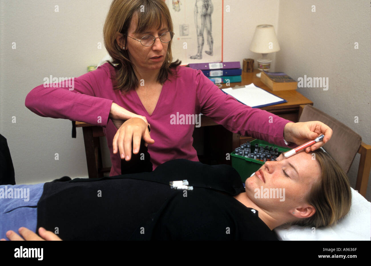 Kinesiologist hi-res stock photography and images - Alamy