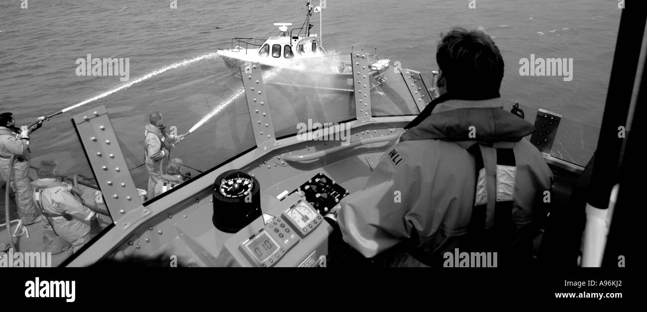 RNLI Yarmouth lifeboat exercise with Air sea Rescue Helecopter India ...